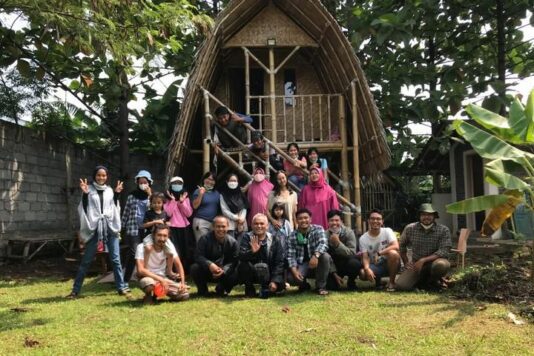 Mengenal Vania Febriyantie, Inisiator Seni Tani dari Bandung | Radio ...