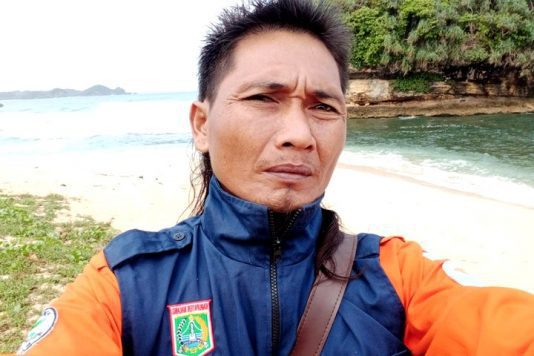 Mengenal Sutari, Nelayan Pelestari Penyu di Pantai Bajulmati Malang ...