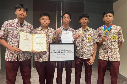 Tim Siswa SMAN 2 Surabaya Raih Medali Emas di Ajang JDIE 2023 | Radio ...